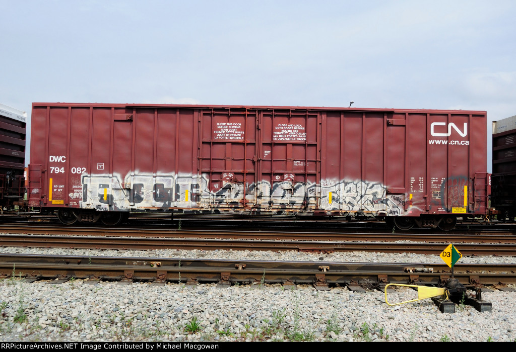 DWC 794082 60-9 ft Double Door Excess Height Boxcar CN RAIL (side A)